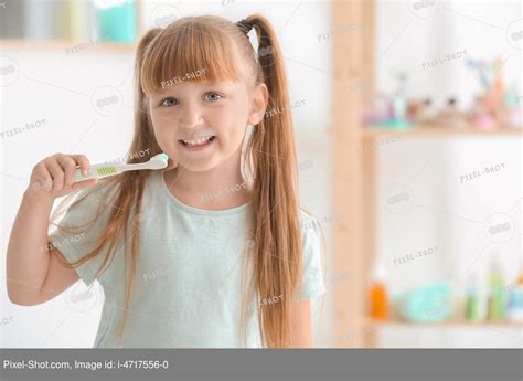 Чистить зубы в ванной 85 фото