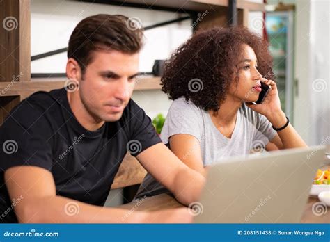 Unga Par Matar Varandra Och Leker Arkivfoto Bild Av K Tt Hand