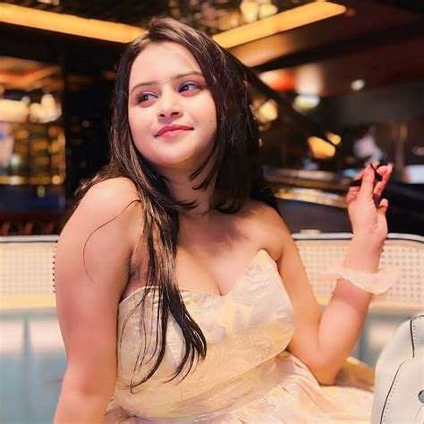 आstha Sriवास्तवा👑 Asthasrivastava • Threads Say More