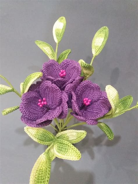 Декоративний букет фіолетових тюльпанів