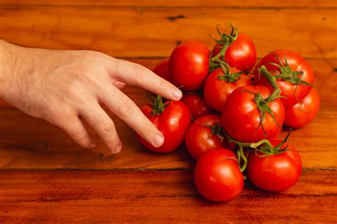 나무 테이블에 토마토 더미 오른쪽에 음수 공간 토마토 나무 배경 텍스트를 위한 음수 공간 0명에 대한 스톡 사진 및 기타 이미지