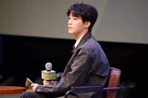 王俊凯出席平遥影展 黑色牛仔外套俊朗帅气 搜狐大视野 搜狐新闻