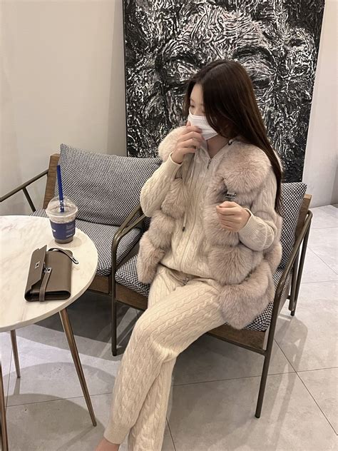 리얼 폭스 버클 폼폼이 퍼 베스트 수입 에이블리