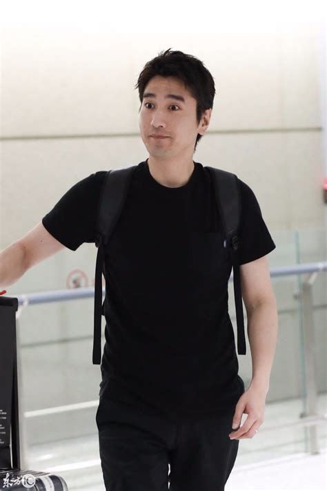 赵又廷穿黑色T恤搭配黑色短裤现身机场笑容灿烂帅气十足