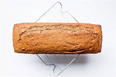 Top View Of A Box Shaped Banana Bread Next To Two Whole Bananas Creative Commons Bilder