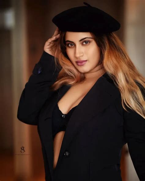 Gunnjan Aras Hot And Sexy Photoshoot Pics