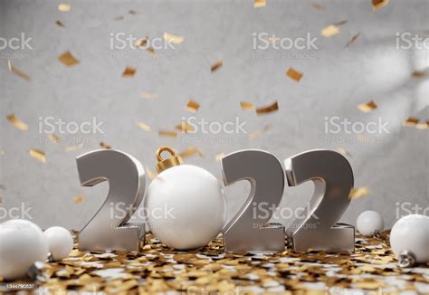 황금 색종이와 메리 크리스마스에 실버 2022 번호와 회색 콘크리트에 행복한 새해 텍스트 12월 31일에 대한 스톡 사진 및