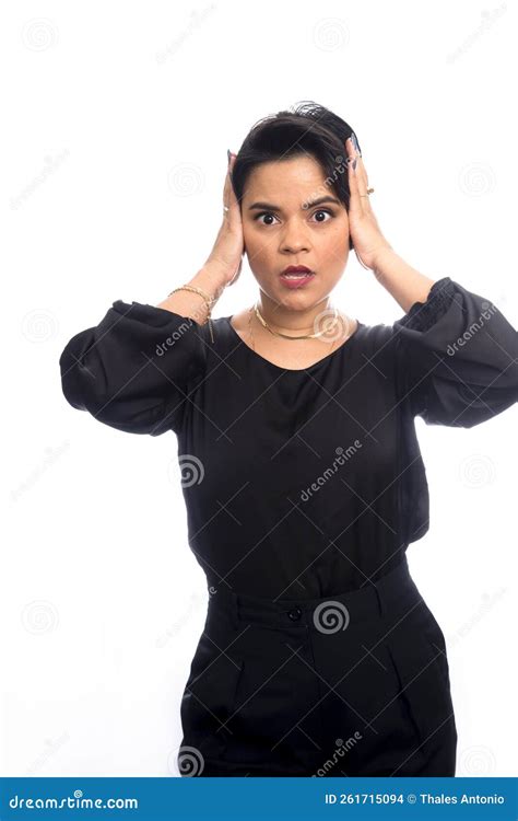 Joven Hermosa Mujer De Negocios Con Las Manos En La Cabeza Lista Para