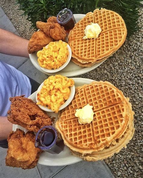 Chicken Mac N Cheese Waffles And Pancakes Lo Los Chicken And Waffles