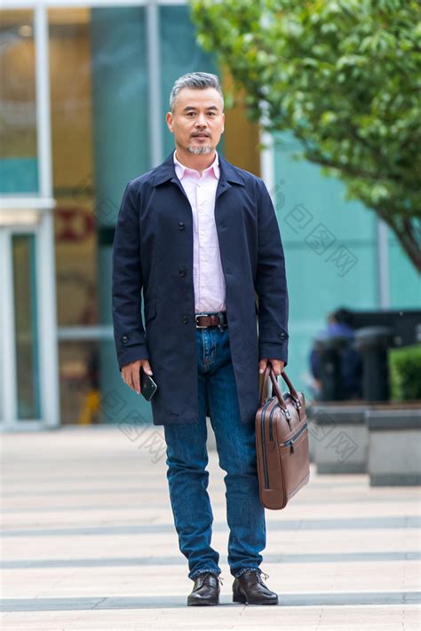 拿着公文包步行的商务男士图片 包图网企业站