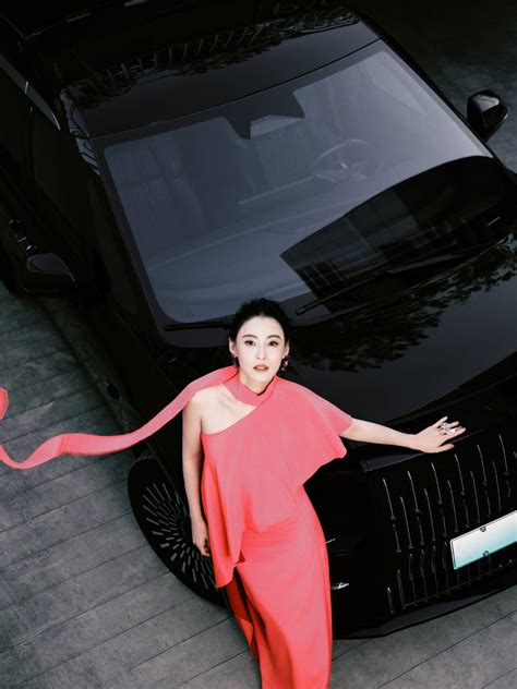 张柏芝穿粉色飘带裙自由洒脱 小秀性感香肩魅力十足