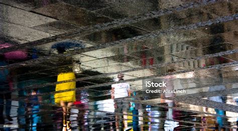 비가 오는 도시 거리에 흐릿한 사람들이 반사 그림자 개성 개념에 대한 스톡 사진 및 기타 이미지 개성 개념 거리 건물 외관 Istock