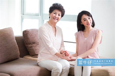 亲密的妈妈和女儿 蓝牛仔影像 中国原创广告影像素材 亲密的妈妈和女儿 蓝牛仔影像 中国原创广告影像素材