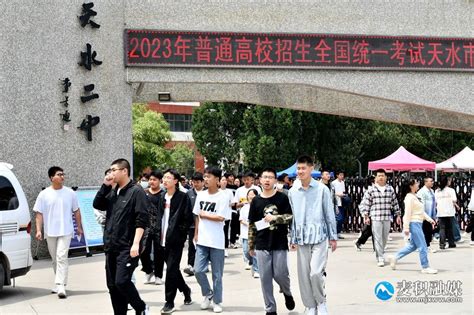 共青团麦积区委组织开展“爱心护考 助梦起航”志愿服务活动图 天水在线