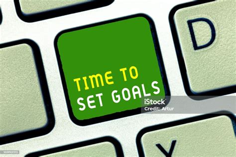 시간을 설정 목표를 보여주는 글을 참고 원하는 목표 미래에 달성 하 고 싶 었 보여주는 비즈니스 사진 개선에 대한 스톡 사진 및 기타 이미지 Istock