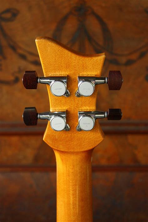 Baritone Ukelele