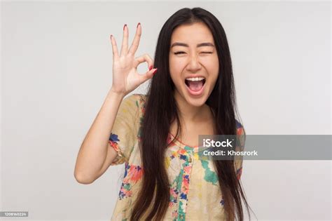좋아 나는 그것을 얻었다 장난 기뻐 아시아 소녀 와 갈색 머리 에 여름 블라우스 윙크 유쾌하게 과 보여주는 괜찮은 제스처 소녀에