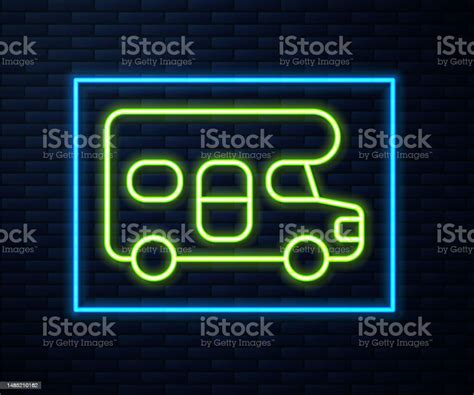 빛나는 네온 라인 Rv 캠핑카 차량 아이콘은 벽돌 벽 배경에 분리되어 있습니다 캠핑카 이동 주택 여름 여행을 위한 이동 주택 벡터 관광에 대한 스톡 벡터 아트 및 기타