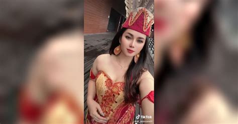 Pesona Wanita Dayak Berbalut Busana Adat