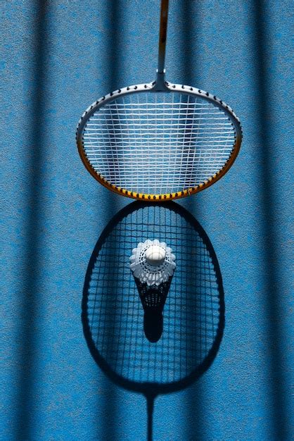 라켓과 셔틀콕이 있는 배드민턴 개념 무료 사진