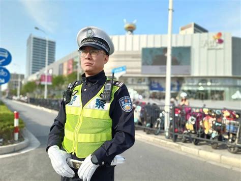 “五一我在岗！”奉贤交警坚守岗位守护路畅民安！应急老人公安