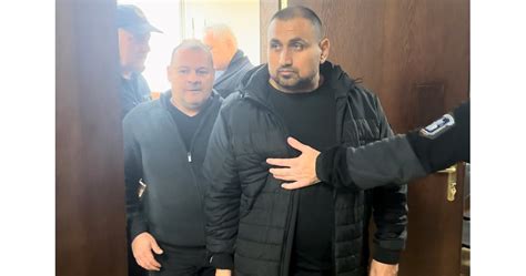 Задържаните за рекет полицаи и шефове в Ботев Пд пробват да излязат от ареста