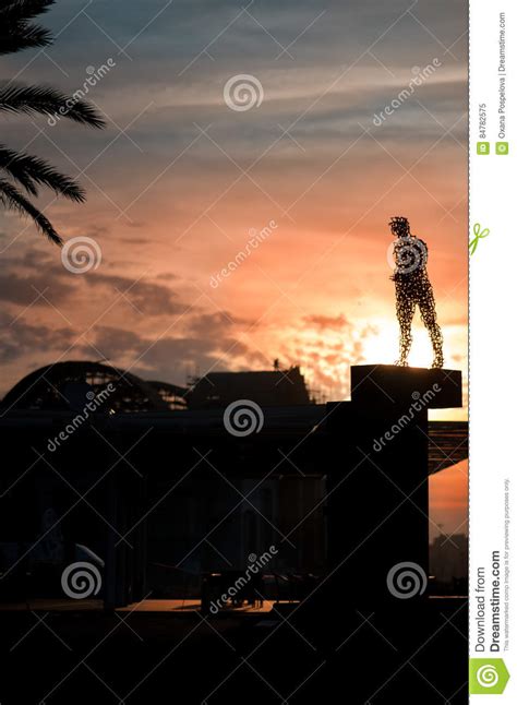 Hombre Que Camina De La Silueta Del Monumento Contra Imagen Editorial Imagen De Color Ocio