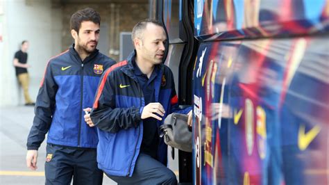 FOTO BLOG CULÉ CESC E INIESTA SUBIENDO AL AUTOBÚS DEL BARÇA