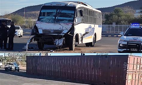 Chocan Camión De Transporte De Personal Y Tractocamión En El Parque