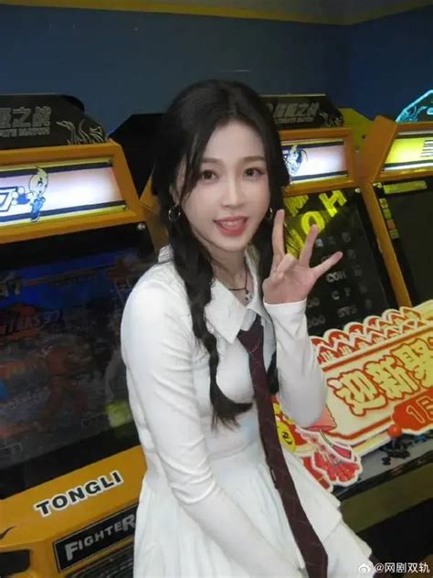 《双轨》剧情五大看点and角色介绍：虞书欣爱上继兄何与，出租屋大谈「伪骨科」禁忌恋！