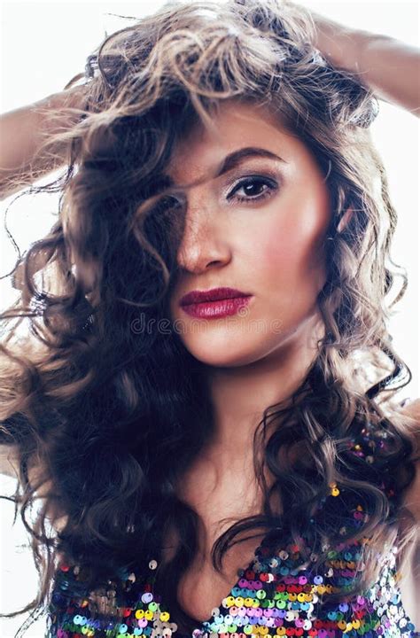 Jovencita Linda Mujer Con Estilo De Moda De Fiesta De Pelo Rizado Posando Emocionalmente Sobre