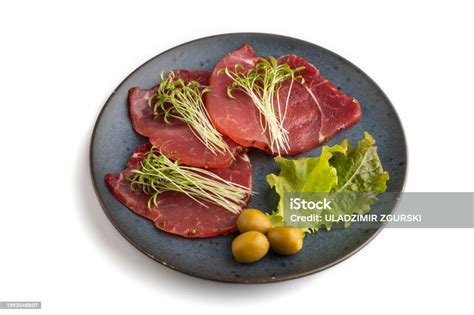 훈제 소금에 절인 고기 조각과 실란트로 마이크로 그린은 흰색에 고립 되어 있습니다 측면 보기 클로즈업 0명에 대한 스톡 사진 및