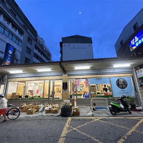 「星空柿」是來自日本的一款高級甜柿。尤其以 和歌山縣 生產的版本較為知名，有時也稱為「黑糖星空柿」或「芝麻柿」。 這款柿子的特點包括： • 果皮或果肉中帶有類似黑色糖質（或鞣質點點）的斑點，看