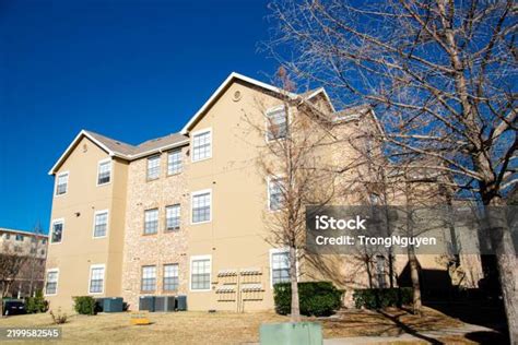 학생 기숙사 외부 Ac 장치 및 전기 계량기 패널 텍사스 주 댈러스의 화창한 겨울 푸른 하늘 아래 다층 대학 아파트 캠퍼스 내 주택 기숙사 교육 0명에 대한 스톡 사진 및