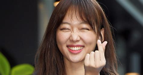 코 찡긋 진기주 사랑스러운 손가락하트~ 이리와 안아줘 [포토엔hd]
