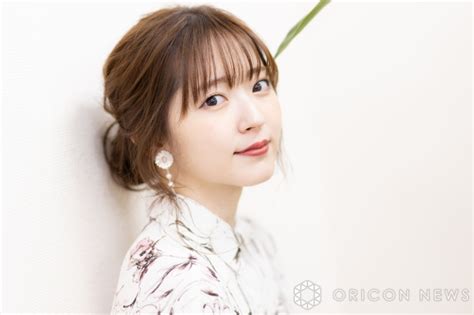 鈴木愛理、大胆な超ミニスカで“太もも美脚”輝く 『アップトゥボーイ』で11年ぶり単独表紙｜秋田魁新報電子版