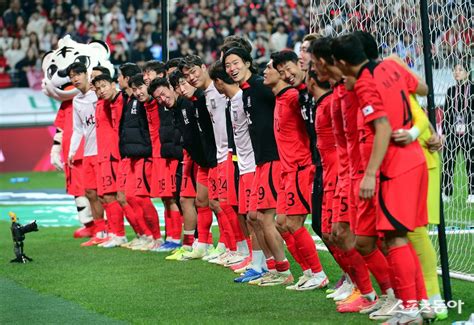 승리의 기쁨을 나누는 한국축구대표팀 포토 ｜스포츠동아