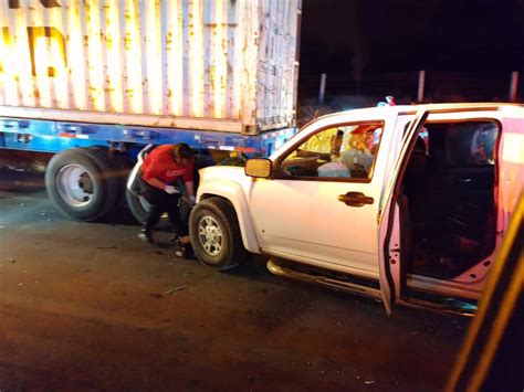Camioneta se impacta contra la parte trasera de un tráiler Testigo Ocular