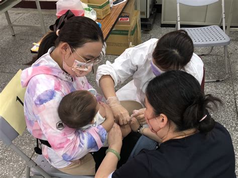 桃園市大溪區公所 爸爸媽媽辛苦了💪 今日嬰幼兒莫德納疫苗接種👶 看到好多小朋友們來打疫苗 小朋友們都好勇敢唷