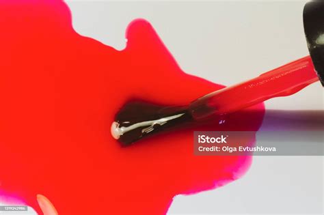 분홍색 빨간 매니큐어 는 병에서 출발 손톱 클로즈업에 매니큐어를 적용하기위한 브러시 0명에 대한 스톡 사진 및 기타 이미지 0명 가까운 건강관리와 의술 Istock