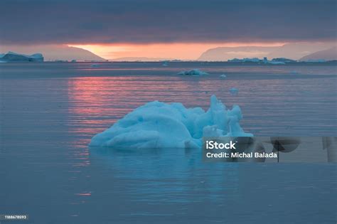 일몰에 빙산 그린란드의 자연과 풍경 디스코 베이 웨스트 그린란드 여름 한밤의 태양과 빙산 아이스 피요르드의 큰 푸른 얼음 기후