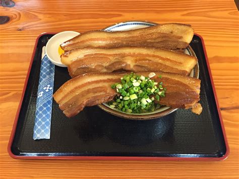 どでかい三枚肉がインパクト大の沖縄そば屋「田そば（den）」へ行ってきました！ 噂の「三枚肉そば」がこちら！ そばが見えないほどの大きな三枚肉