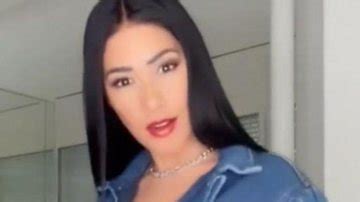 Ousada Simaria dispensa sutiã e quase mostra demais decote