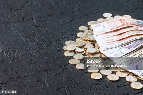 러시아 돈 검은 배경에 러시아 지폐와 동전 공간을 복사합니다 러시아 루블 통화 0명에 대한 스톡 사진 및 기타 이미지 0명