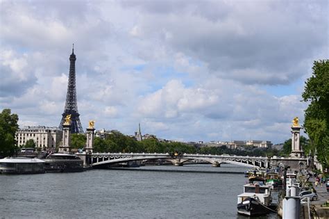 프랑스의 아름다운 화창한 날을 배경으로 투르 에펠과 알렉산더 Iii 다리를 배경으로 파리의 세네 강의 전망 강에 대한 스톡 사진 및 기타 이미지 Istock
