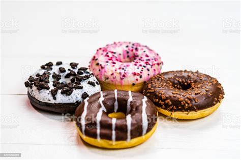 흰색 나무 테이블에 화려한 도넛 달콤한 착빙 설탕 음식 유약 뿌리 설탕과 도넛 복사 공간이 있는 맨 위 보기 0명에 대한 스톡 사진 및 기타 이미지 Istock