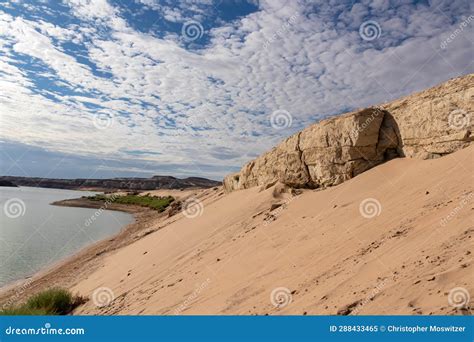 Lake Powell Scenic View Of The Lakeshore And Sand Beach With Blue Sky