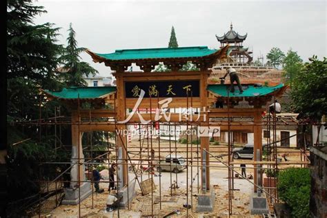 安徽：学校大门牌坊式 徽州故里徽风浓 人民图片网