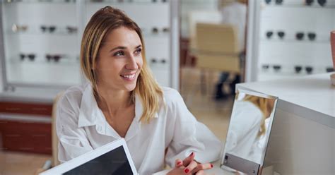 흰색 셔츠를 입은 금발 백인 비즈니스 여성의 측면 보기 초상화를 닫고 노트북을 들고 테이블에 앉아 실내 방에서 멀리 바라보고 있다 사진 Unsplash의 개념 이미지