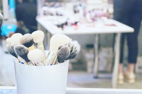 전문 메이크업 브러쉬 고 스탠드에 도구입니다 메이크업 아티스트 Facialist Worklplace입니다 개체 그룹에 대한 스톡 사진 및 기타 이미지 Istock